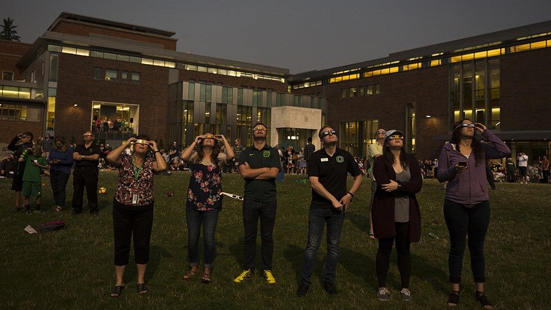 Eclipse delivers a shot of daytime darkness to the UO campus | OregonNews