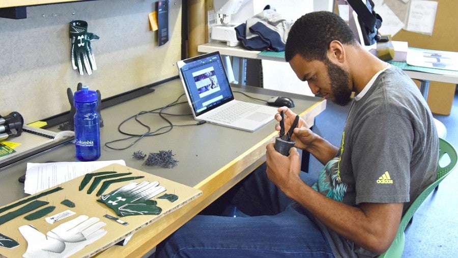 Sports product design students work to create a better glove | OregonNews